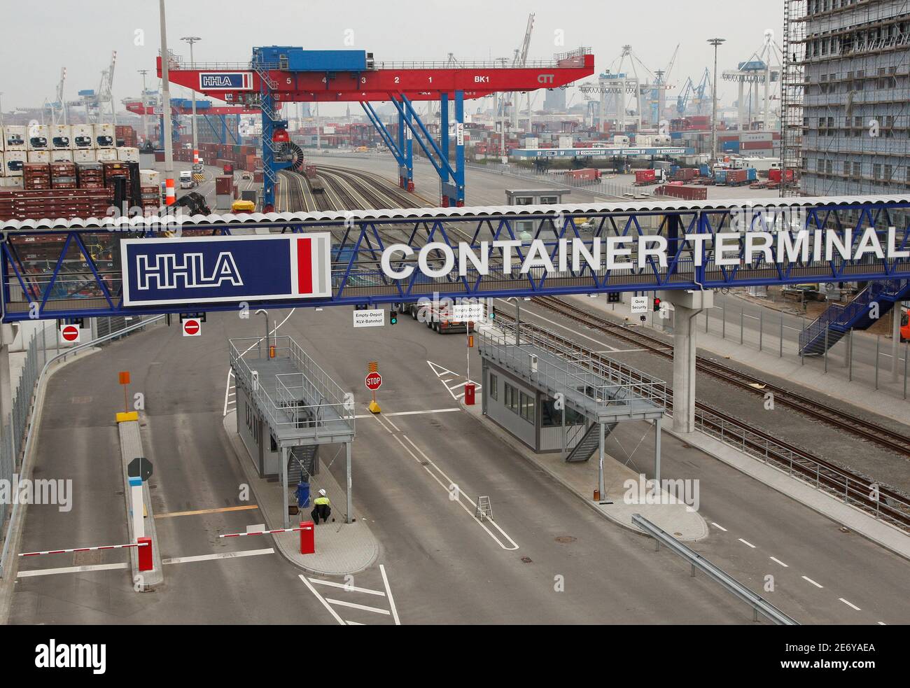 Hhla hhla container terminal tollerort -Fotos und -Bildmaterial in ...