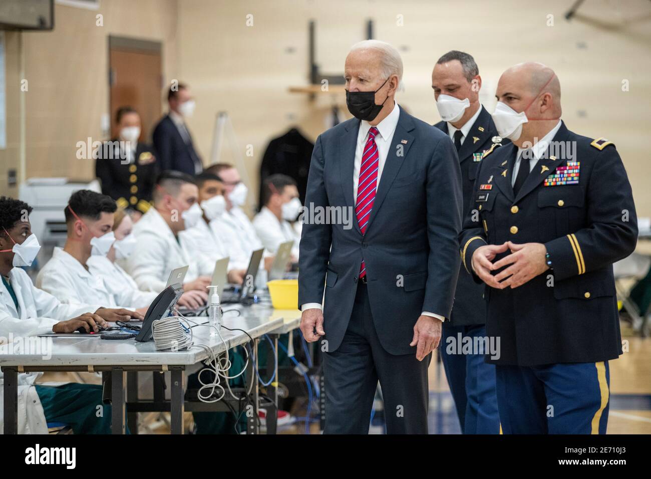 US-Präsident Joe Biden wird vom Direktor des Walter Reed National ...