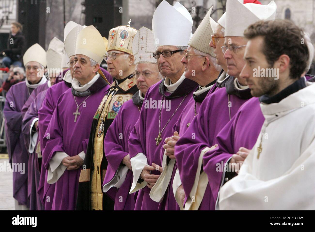 Der Sarg des französischen katholischen Priesters Abbe Pierre kommt vor ...