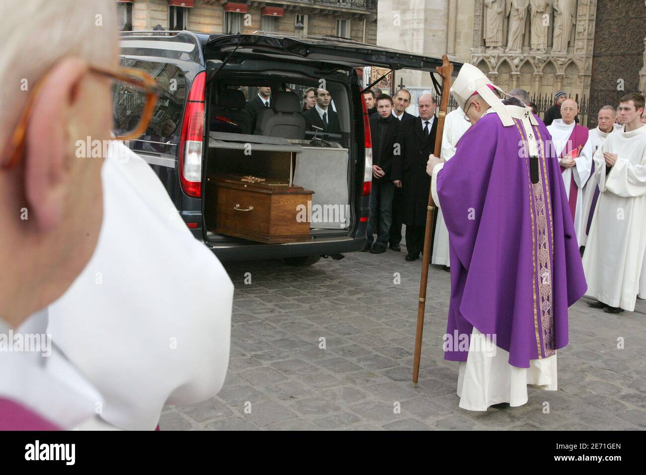 Der Sarg des französischen katholischen Priesters Abbe Pierre kommt vor ...