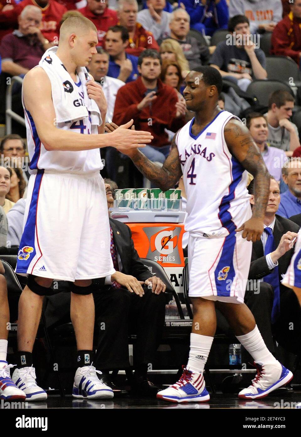 Kansas Jayhawks-Zentrum, die Cole Aldrich (L) gratuliert bewachen ...