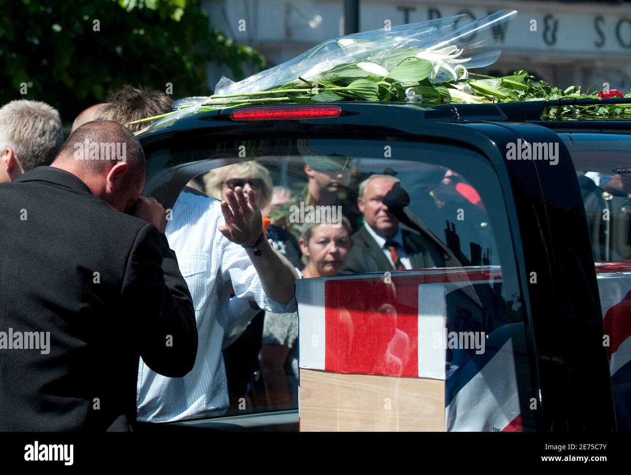 Trauernden reagiert als der Trauerzug mit Stephen Curley 40 Commando ...