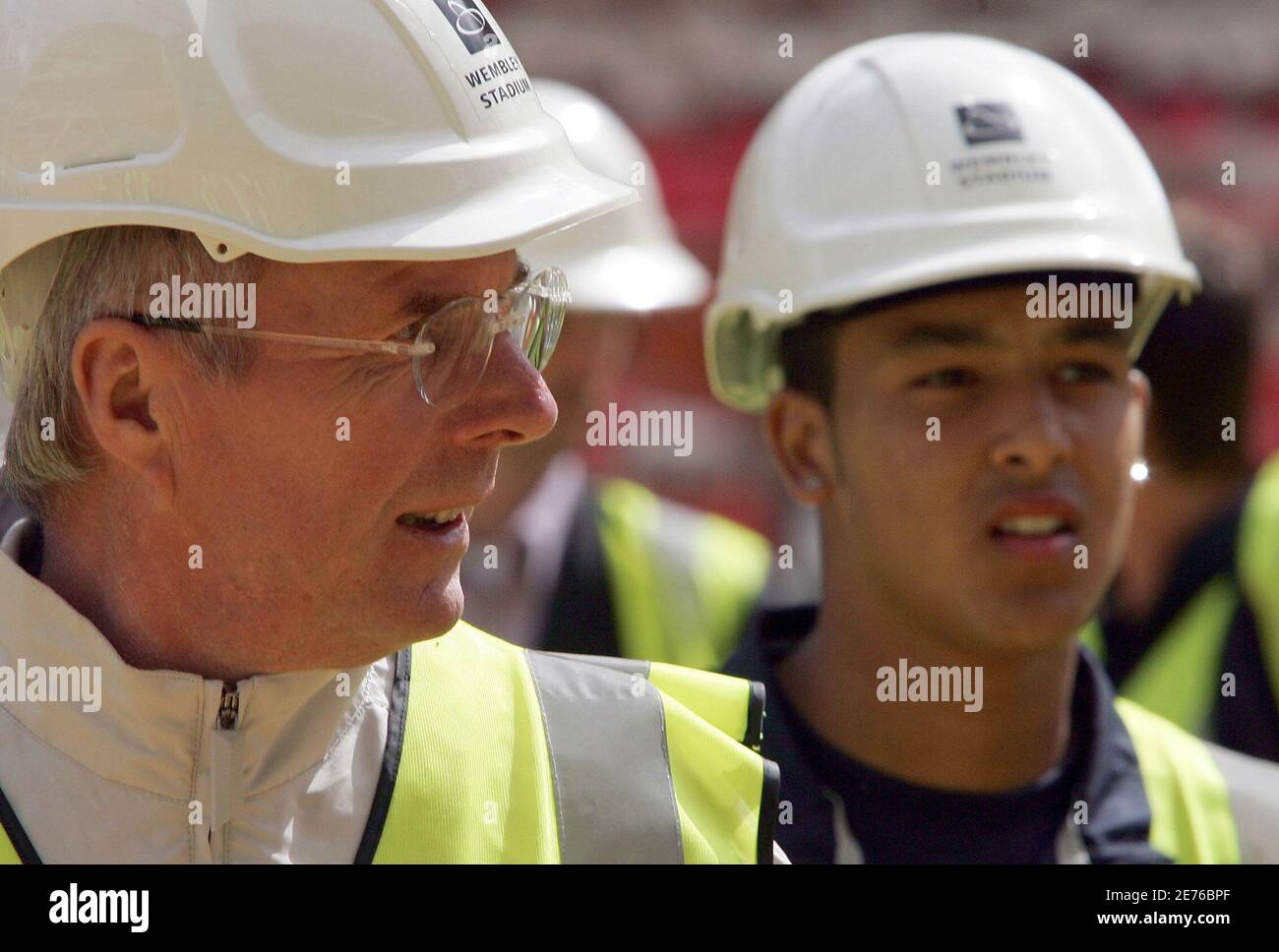 England Fußball-Trainer Sven-Göran Eriksson (L) und Theo Walcott stehen ... England Fußball-Trainer Sven-Göran Eriksson (L) und Theo Walcott stehen ...