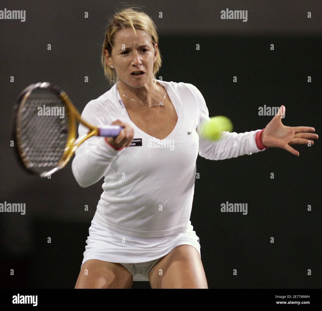 Camille Pin Frankreich trifft eine Vorhand gegen Martina Hingis der ...