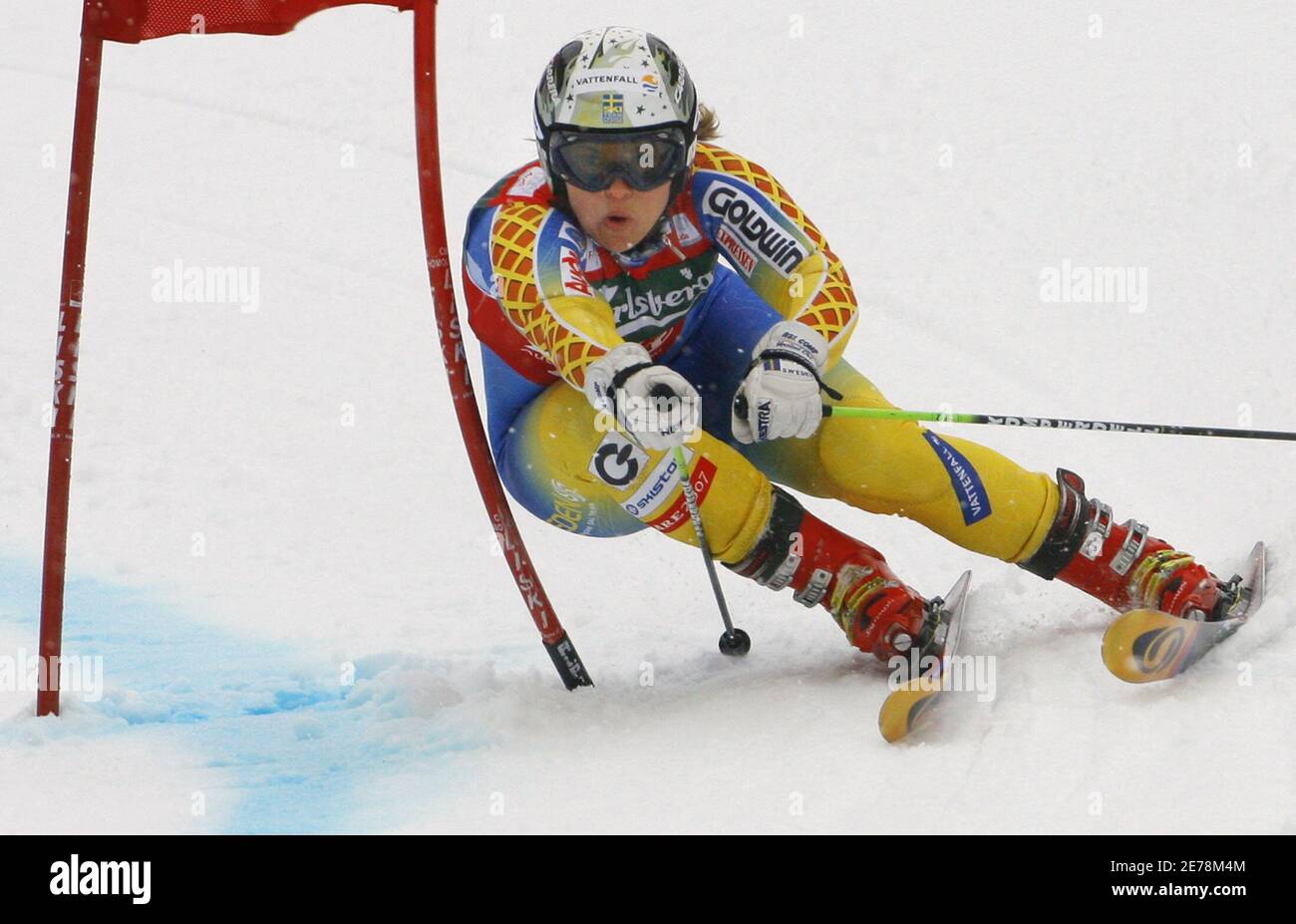 Anja Paerson Schweden lehnt sich in ein Tor ein Tor während der Saison ...