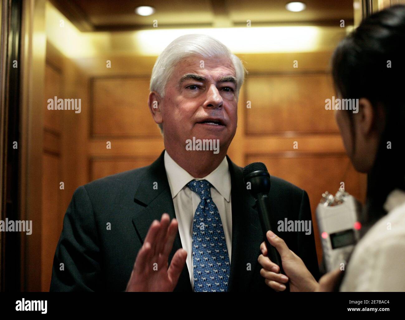 Senator Christopher Dodd (D -CT) Gespräche mit Journalisten nach der ...