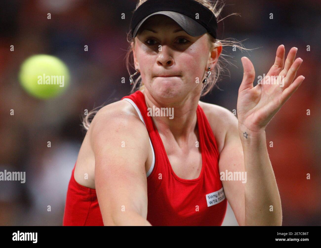 Weißrusslands Olga Govortsova kehrt den Ball in Ana Ivanovic aus ...