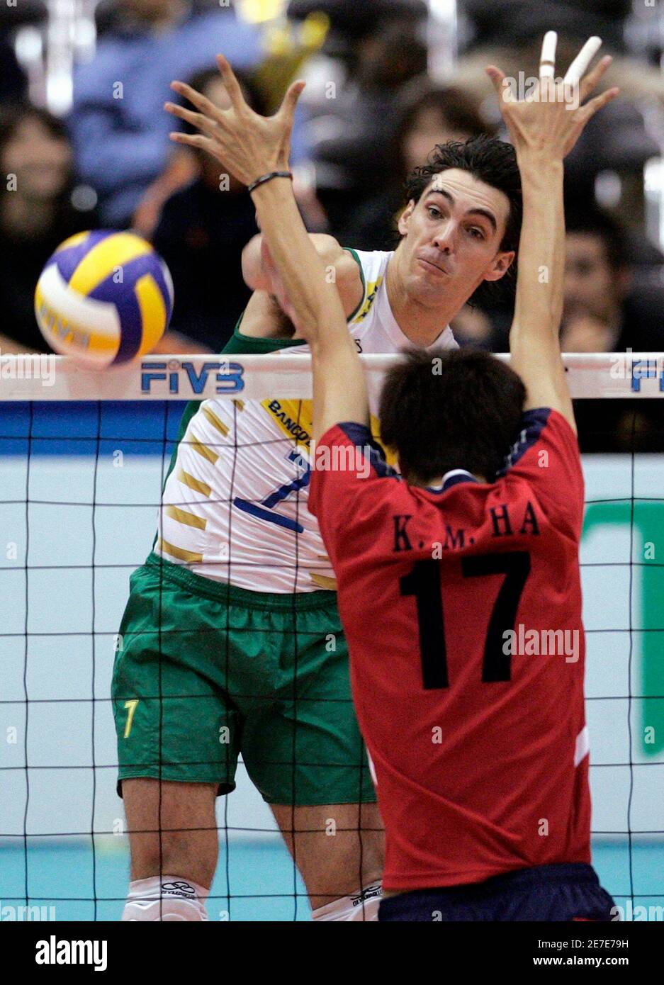 Brasiliens Gilberto Godoy Filho (L) spikes den Ball vorbei an Südkoreas ...
