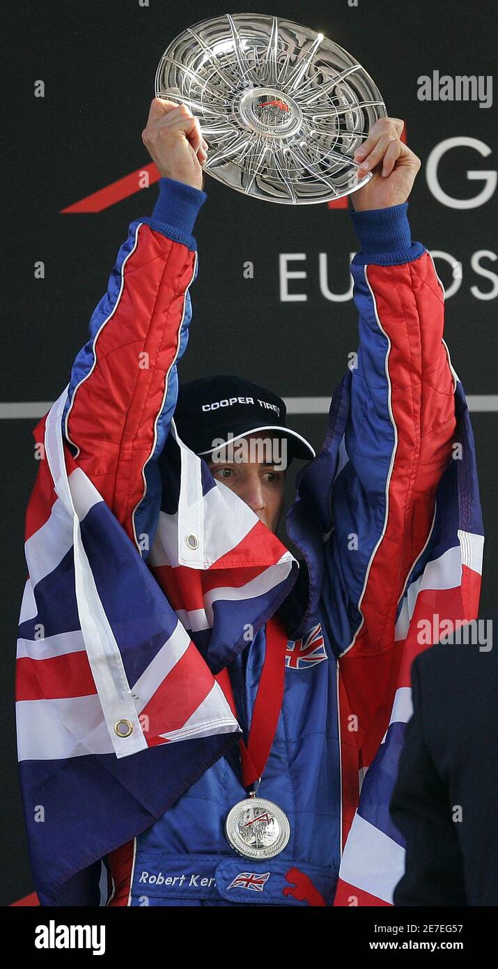 Der Brite Robbie Kerr posiert mit seiner Trophäe bei der Siegerehrung ...
