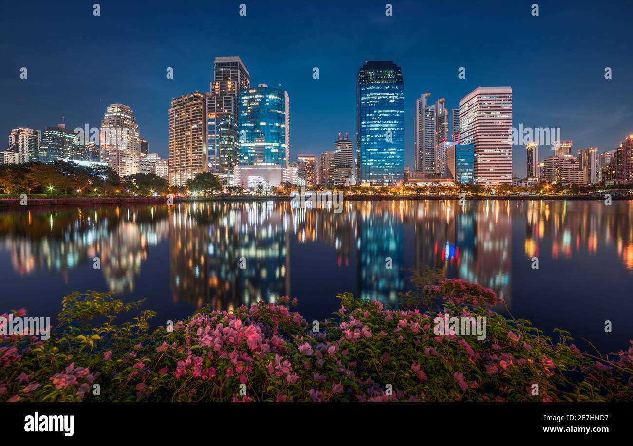 Blumen In Der Nacht Stockfotos und -bilder Kaufen - Alamy