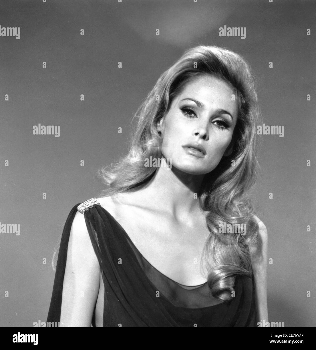 She 1965 ursula andress -Fotos und -Bildmaterial in hoher Auflösung ...