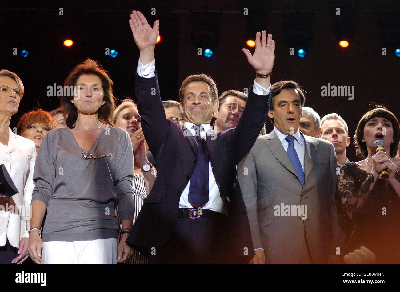 Mireille mathieu a -Fotos und -Bildmaterial in hoher Auflösung - Seite ...