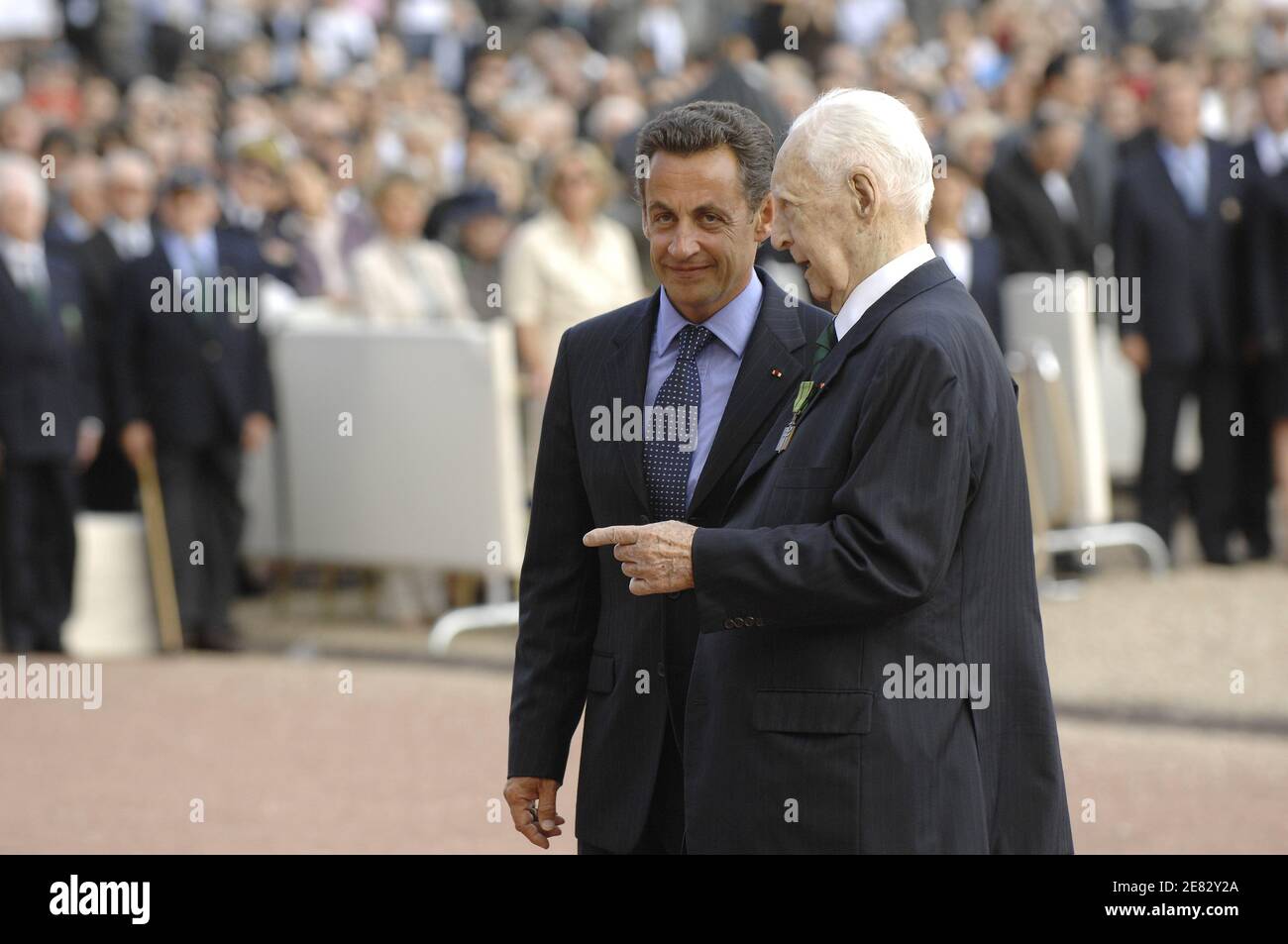 Der französische Präsident Nicolas Sarkozy mit Pierre Messmer an der ...
