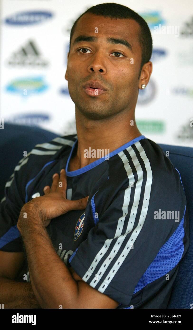 Der neu unterschriebene Chelsea-Fußballspieler Ashley Cole zeigt, wie er an einer ...