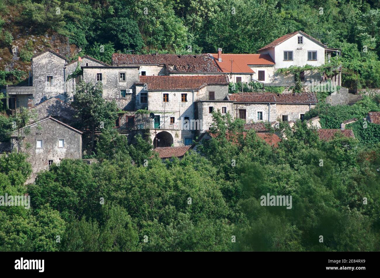 Das kleine Dorf Godinje hat etwa 60 Einwohner, Montenegro ...