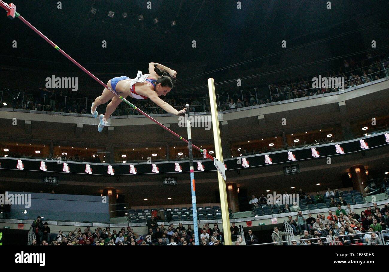 Russlands Yelena Isinbayeva In Aktion Im Stabhochsprung Stockfotos und ...