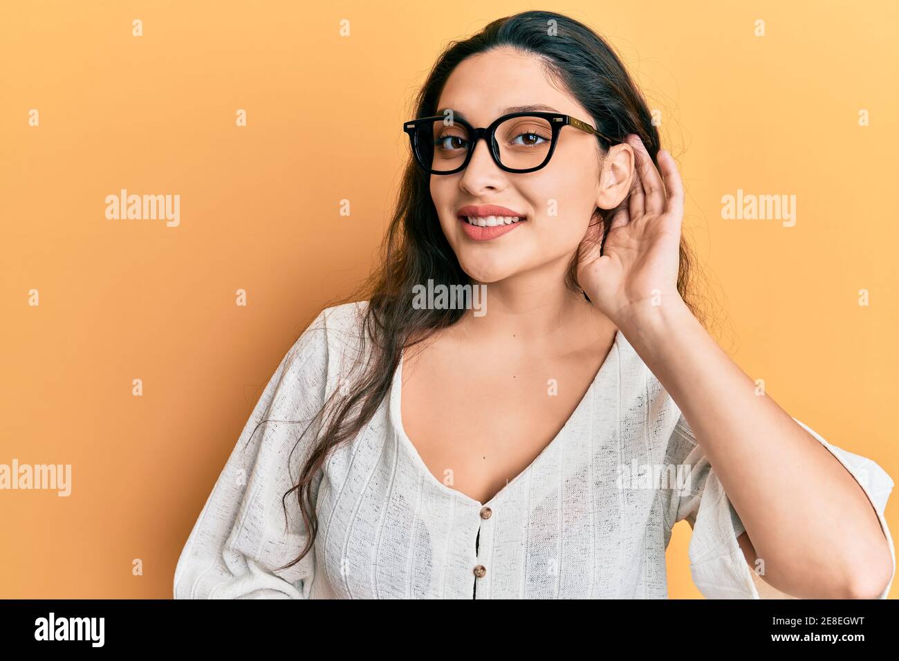Schöne Frau aus dem Nahen Osten trägt legere Kleidung und Brille ...