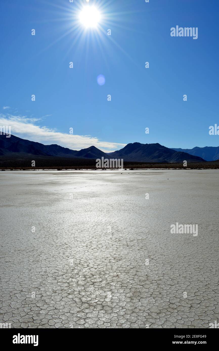 Segelfelsen verlassen einen langen Weg in der Wüste von Die Rennstrecke ...