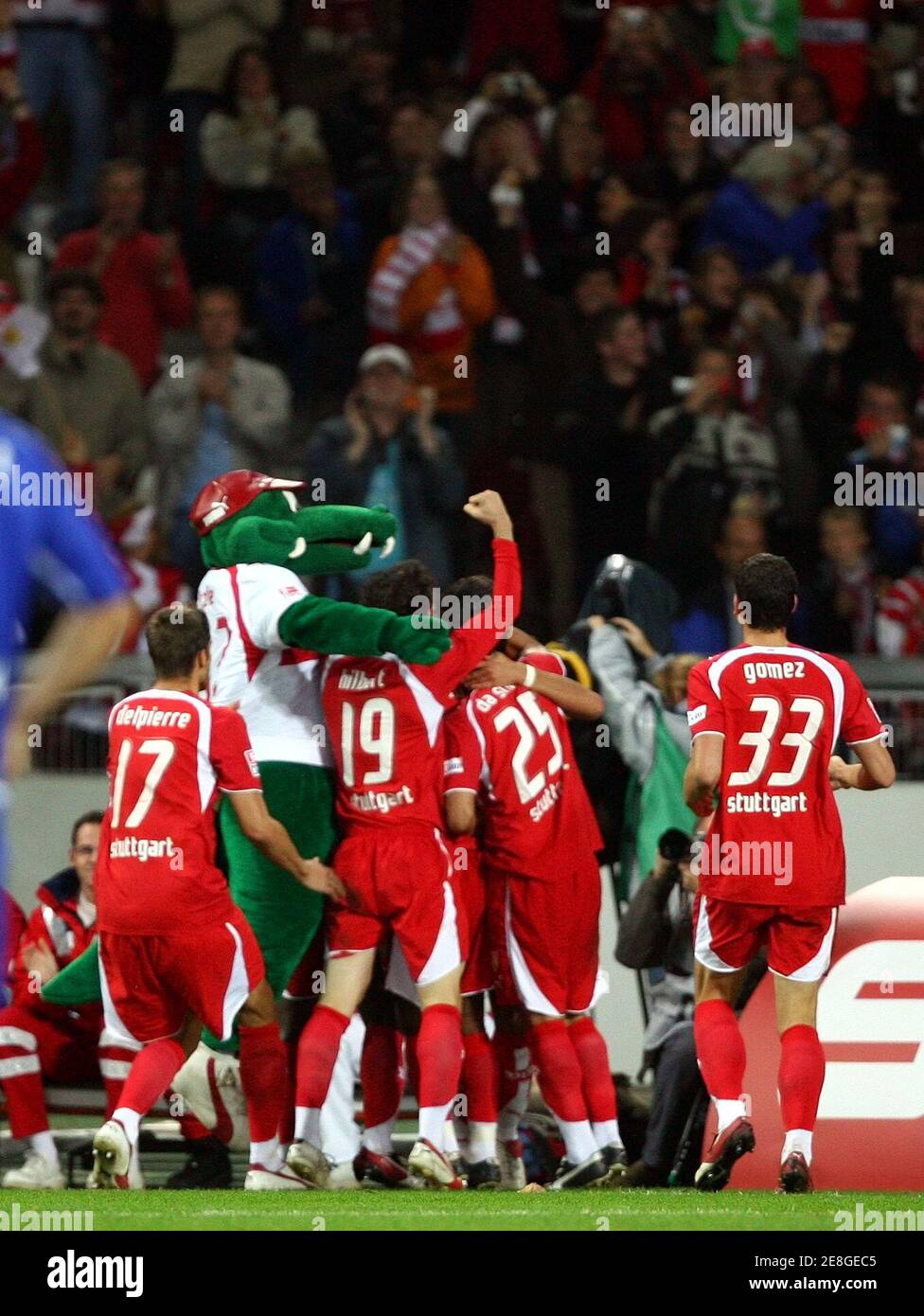 Maskottchen der vfb stuttgart -Fotos und -Bildmaterial in hoher ...