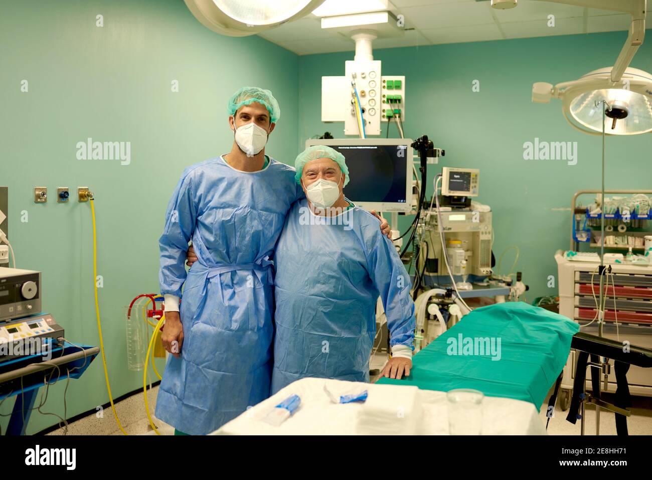 Chirurgen mit masken und roben -Fotos und -Bildmaterial in hoher ...