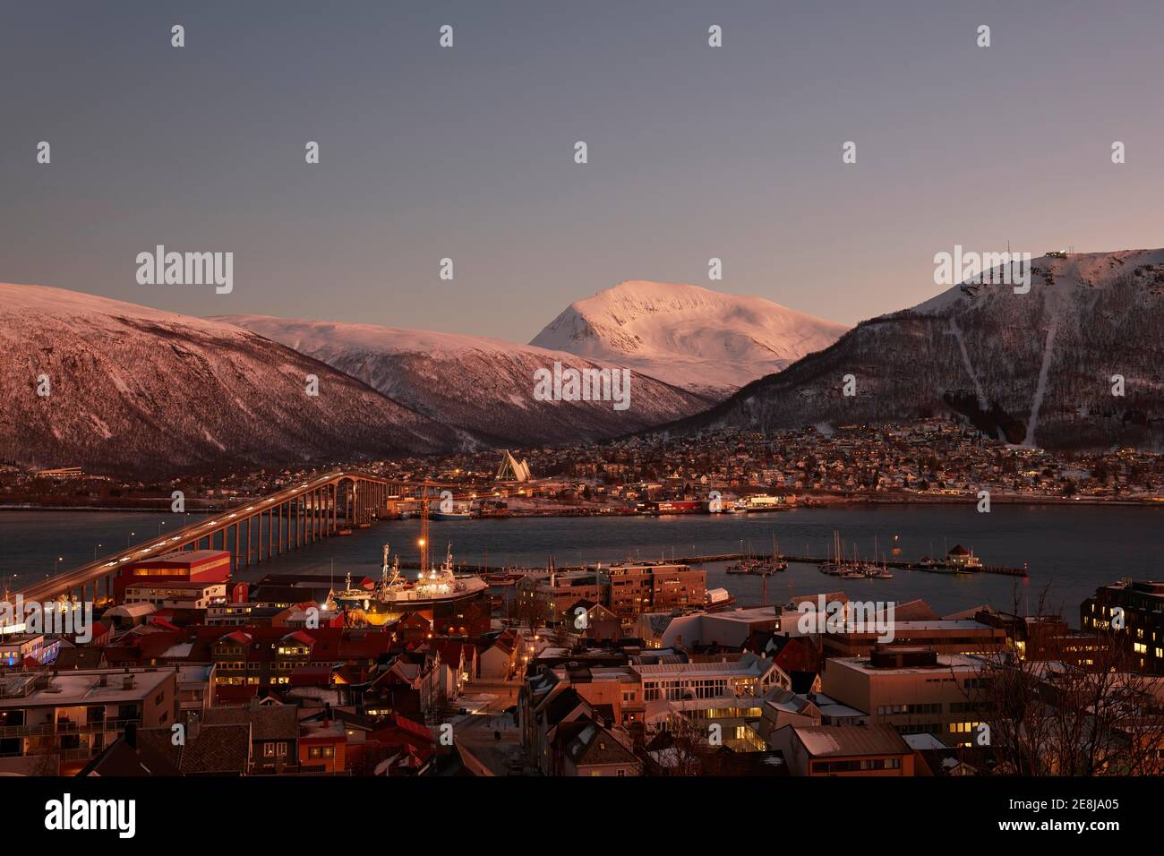 Blick auf den Hafen und die Stadt mit Tromso-Brücke und ...