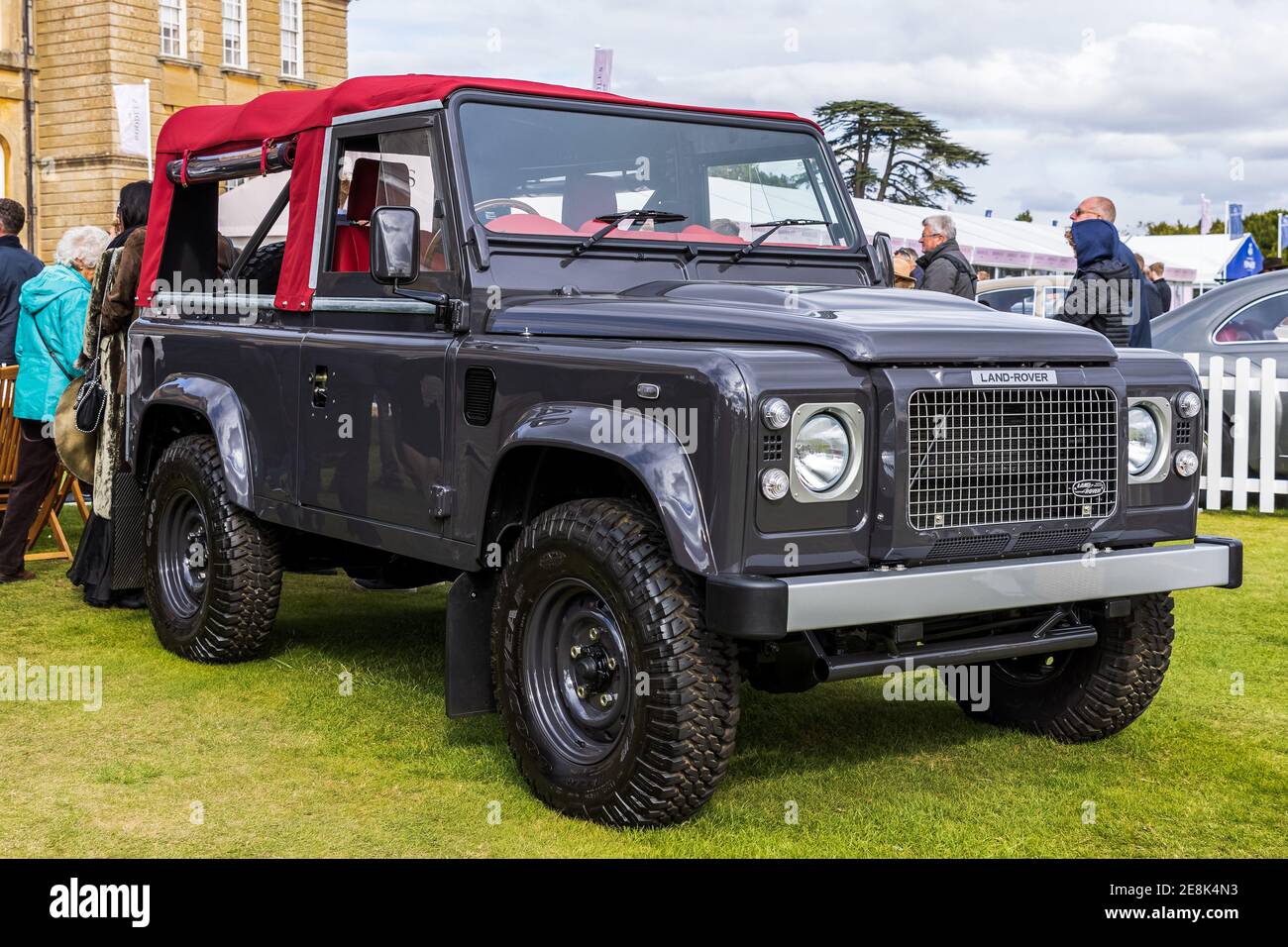 Red land rover defender 90 -Fotos und -Bildmaterial in hoher Auflösung ...