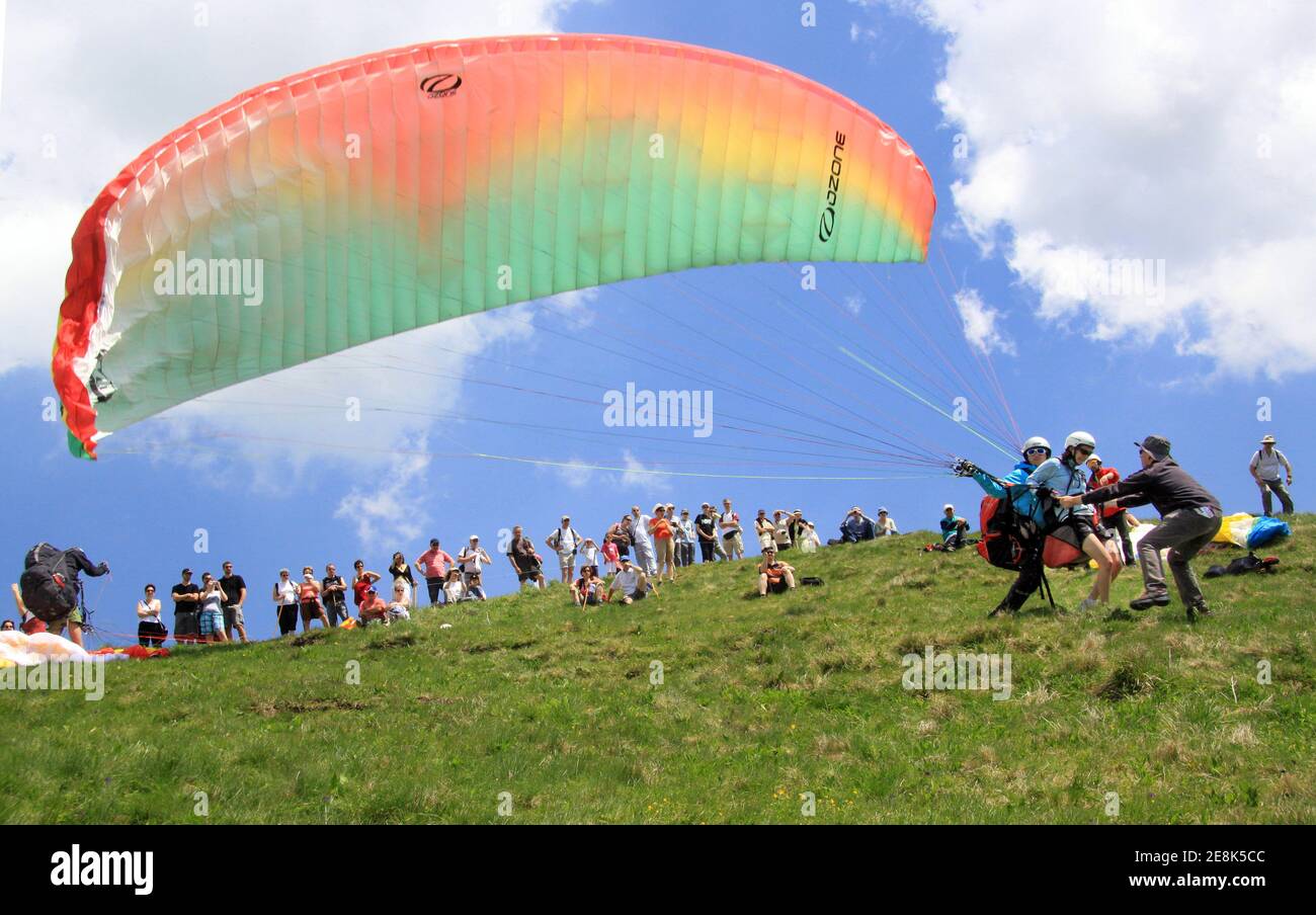 Gleitschirm zentralmassiv frankreich -Fotos und -Bildmaterial in hoher ...