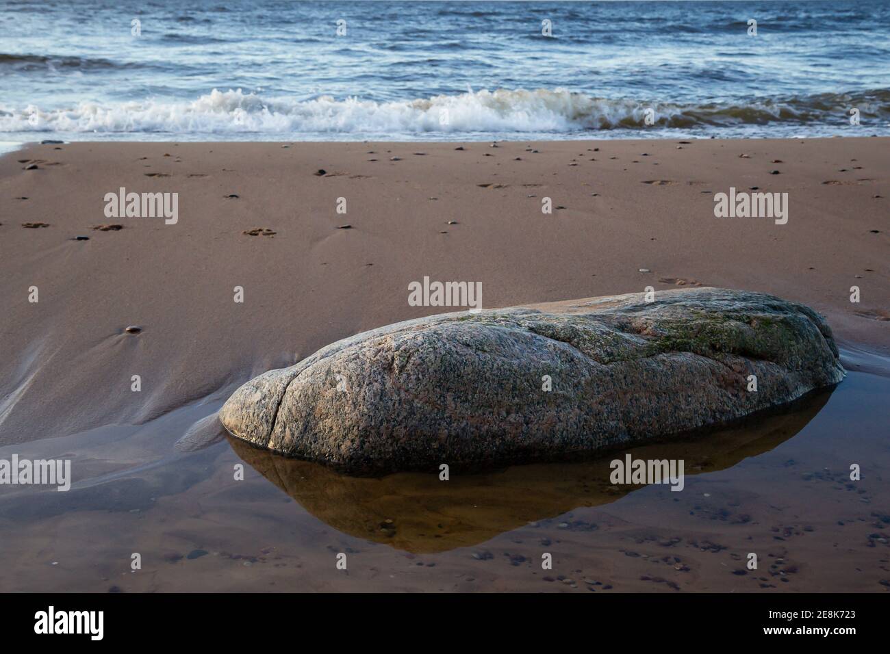 Riesiger felsen am strand -Fotos und -Bildmaterial in hoher Auflösung ...