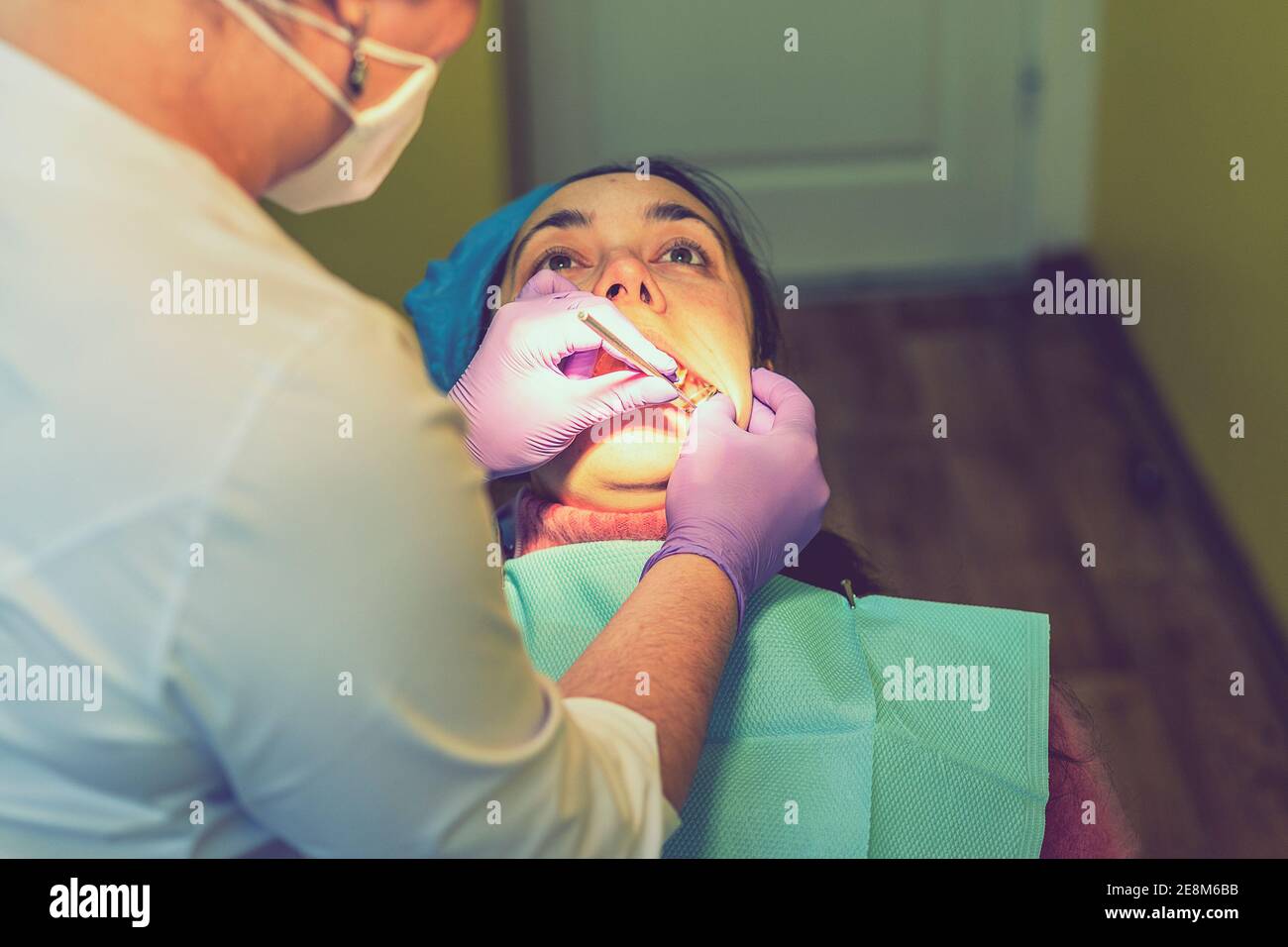 Männliche Zahnärzte untersuchen und arbeiten an jungen weiblichen ...