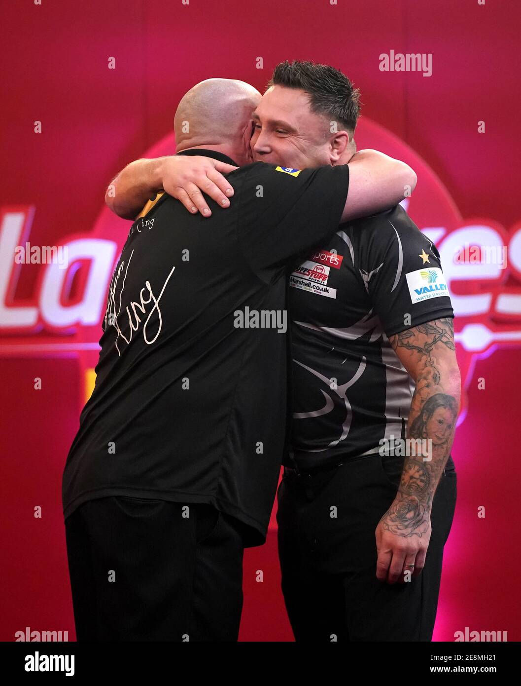 Gerwyn Price (rechts) gratuliert Mervyn King zum Finale im Halbfinale ...