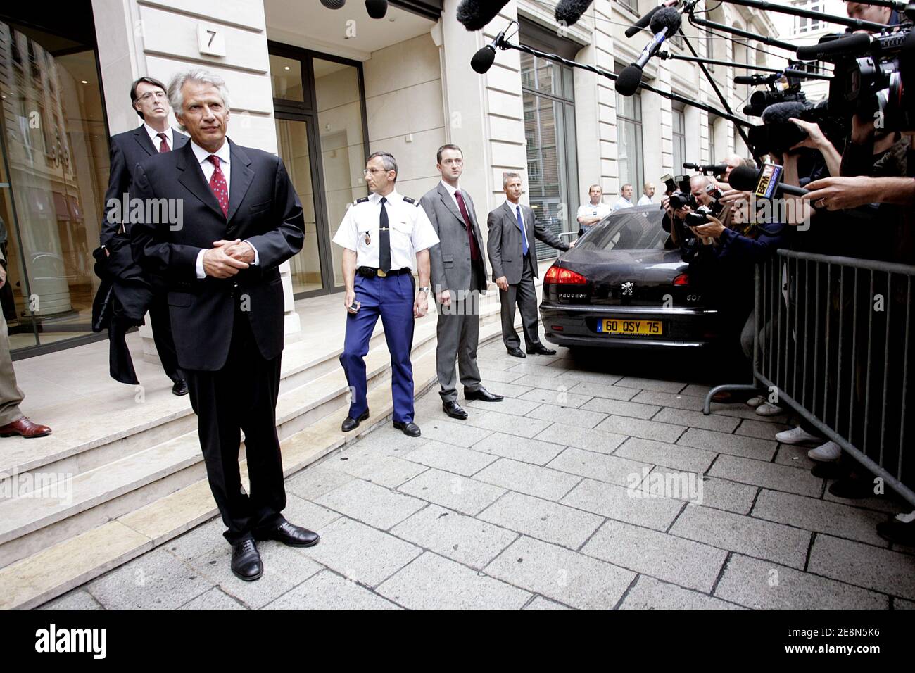 Der ehemalige Premierminister Dominique de Villepin verlässt am 27. Juli 2007 den Finanzpol in ...