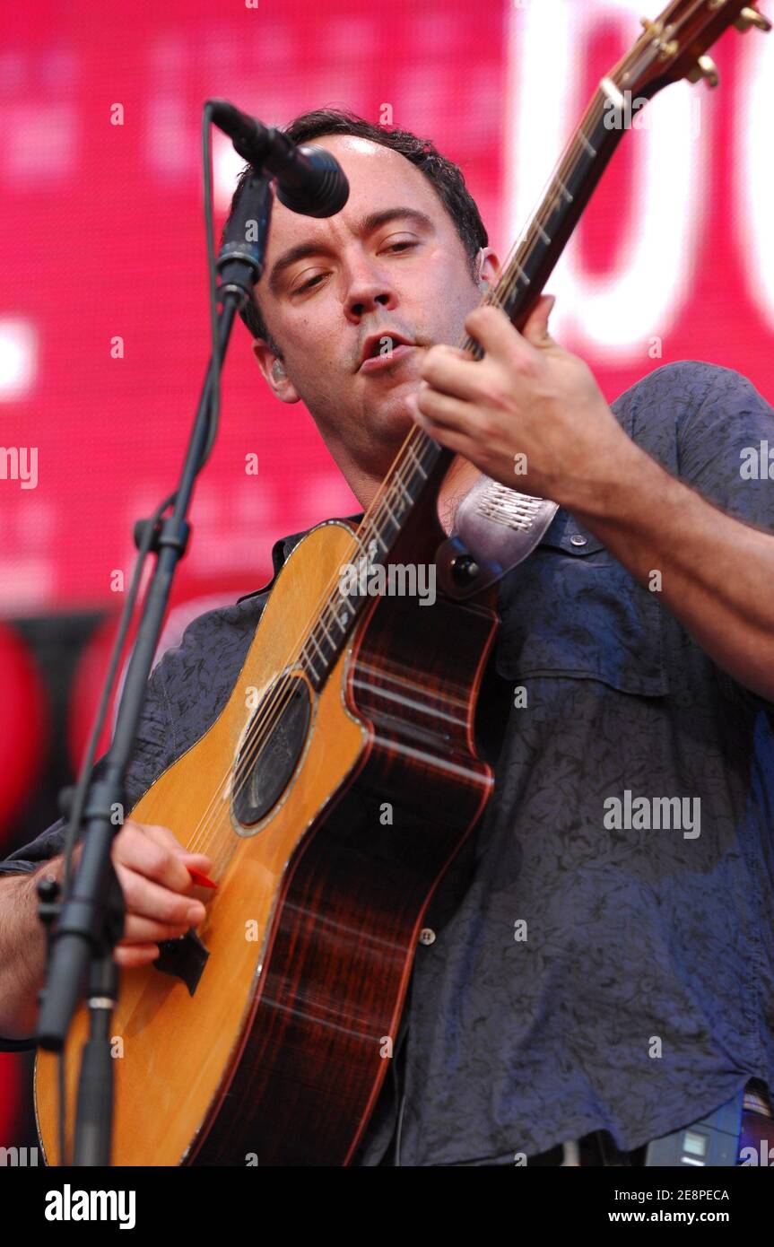 Der Musiker Dave Matthews spielt auf der Bühne während des Live Earth ...