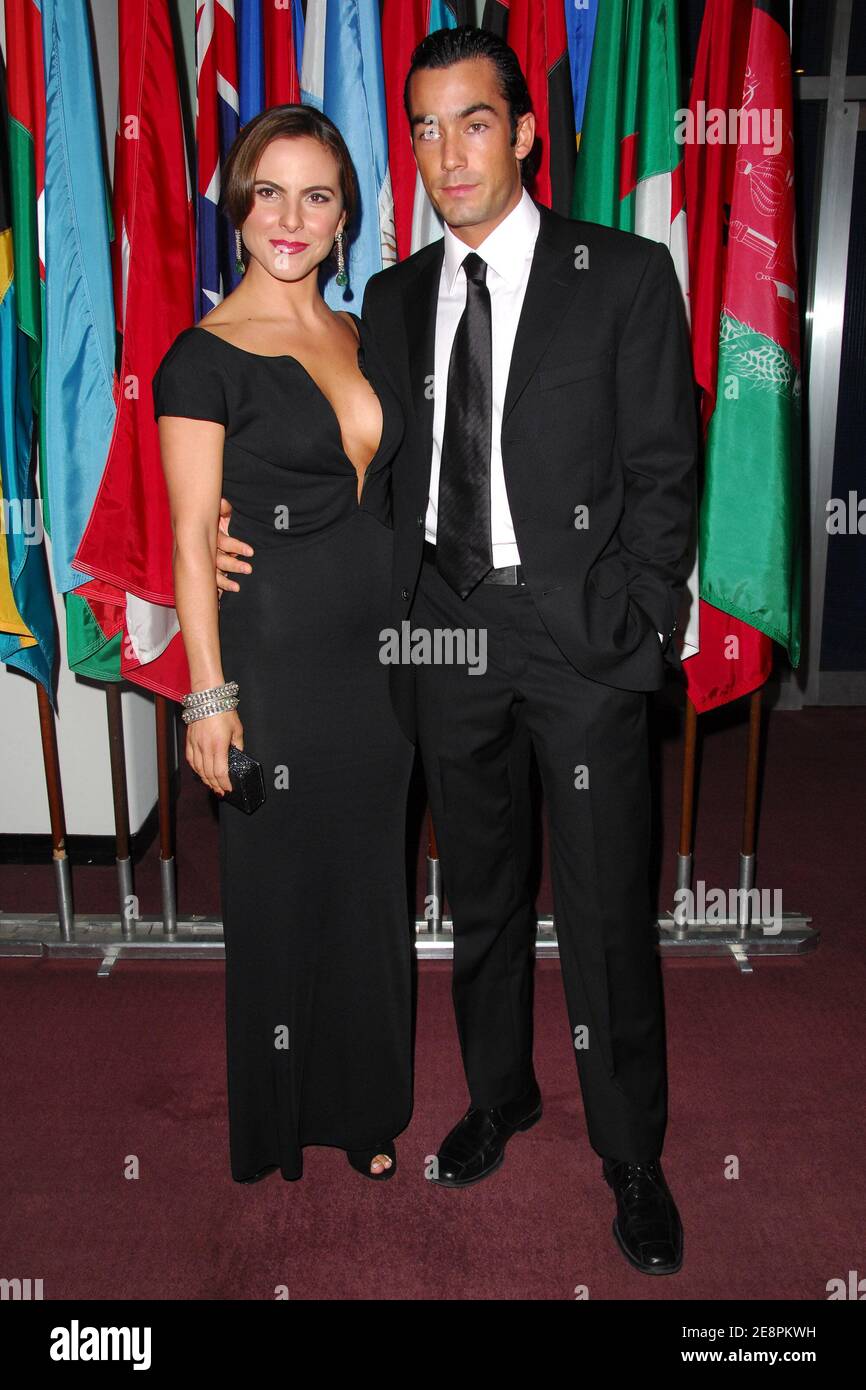 Die Schauspielerin Kate Del Castillo und ihr Gast besuchen die Premiere ...