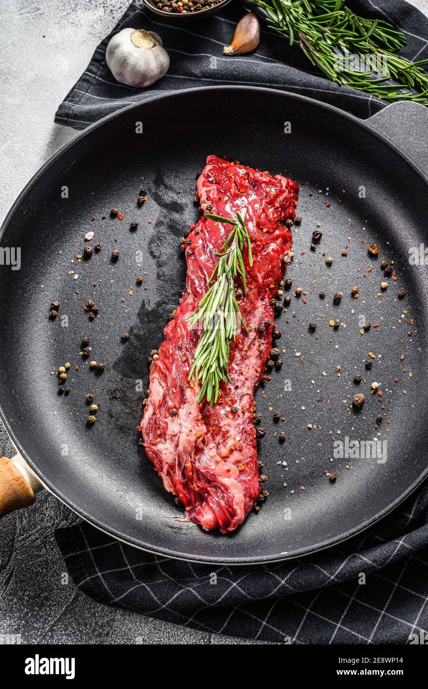 Rohes marmoriertes Rindersteak, Filet in einer Pfanne mit Zutaten zum ...