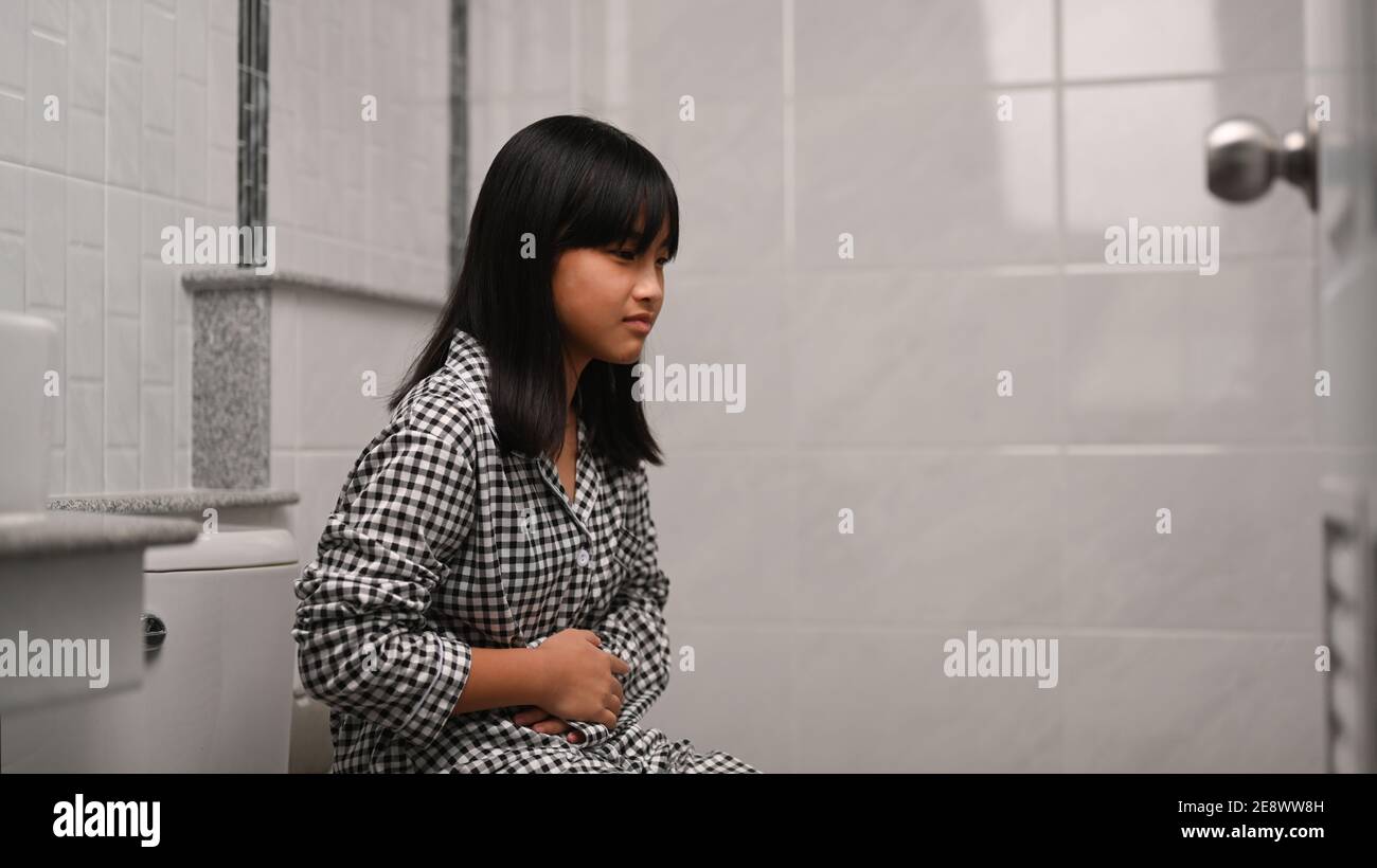 Child toilet pain -Fotos und -Bildmaterial in hoher Auflösung – Alamy