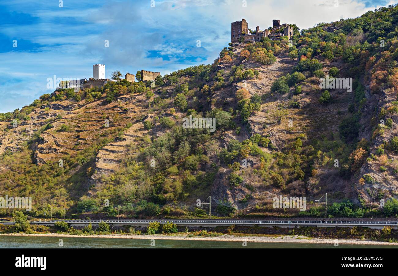 BAD SALZIG, RINELAND-PFALZ, DEUTSCHLAND - CA. AUGUST 2020: Burg Liebenstein und Burg Sterrenberg ...