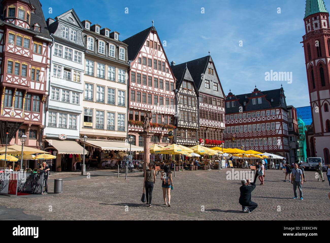 Historisches Wahrzeichen von Romerberg Platz mit Menschen rund um die ...