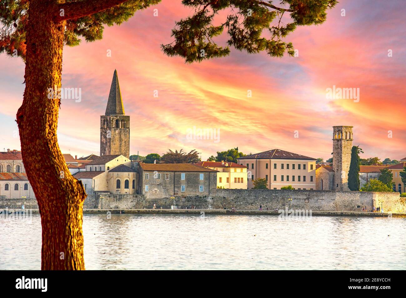 Porec Stadt auf der Halbinsel Istrien in Kroatien, bei Sonnenuntergang ...