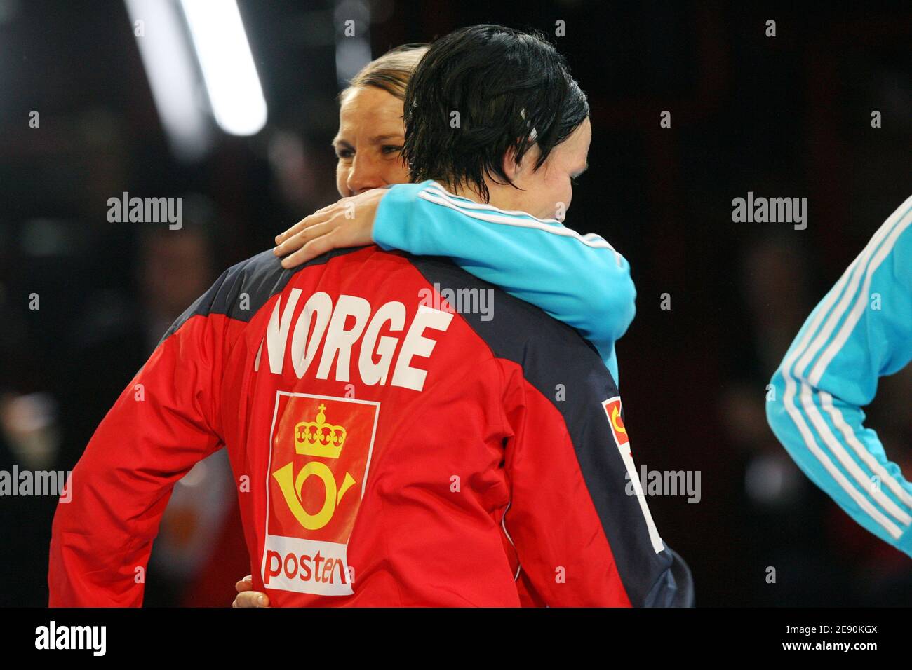 Norwegens Gro Hammerseng und Katja Nyberg beim Finale der Handball ...