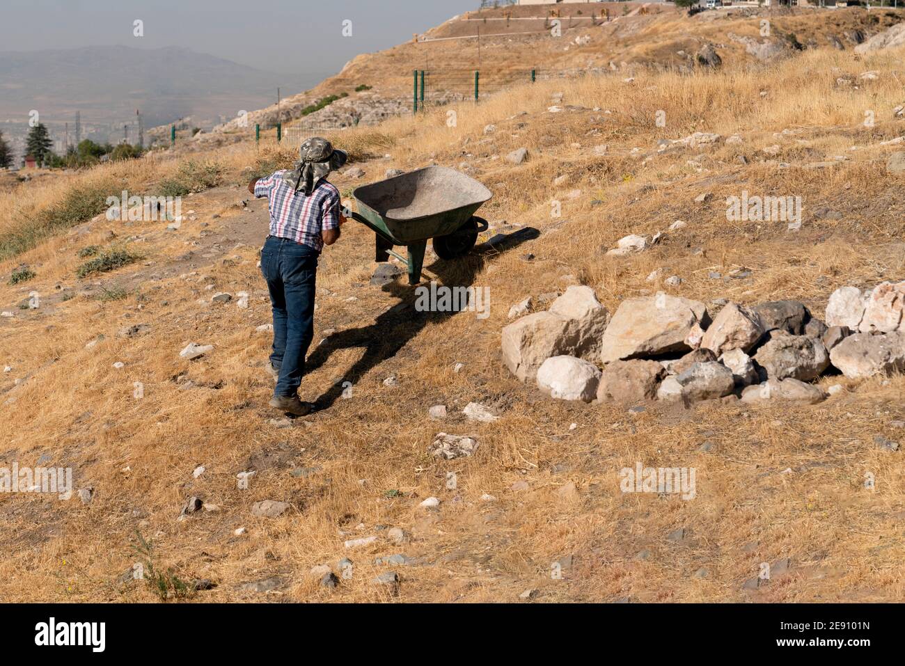 Carrying stone -Fotos und -Bildmaterial in hoher Auflösung – Alamy