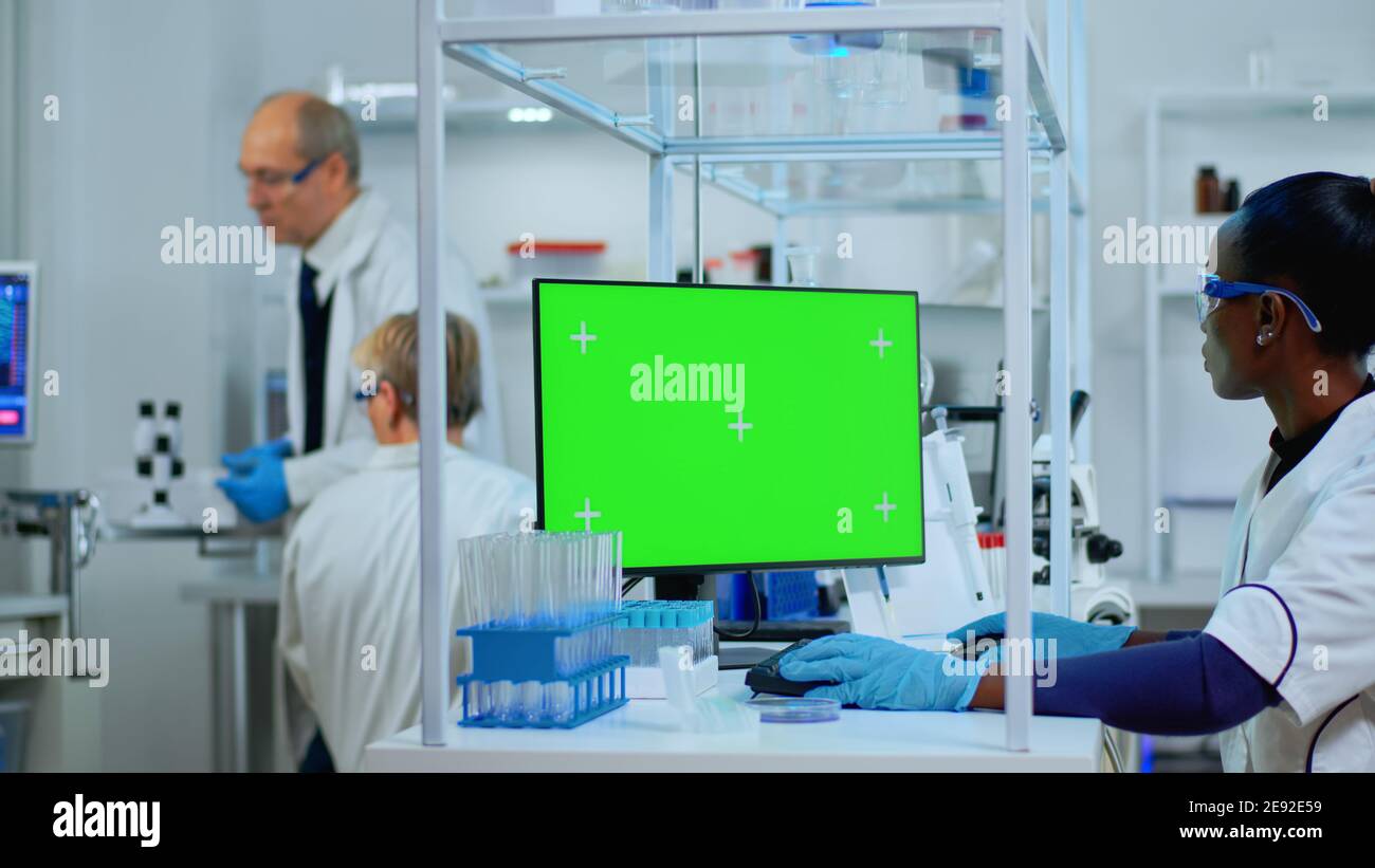 Schwarze Frau Forscher Blick auf Chroma-Key-Computer in modern ...