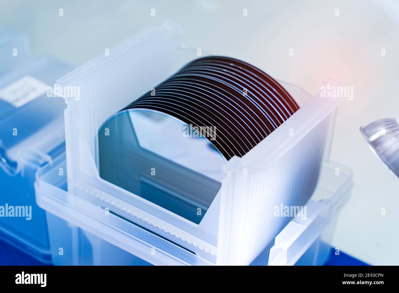 Production of silicon wafers -Fotos und -Bildmaterial in hoher ...