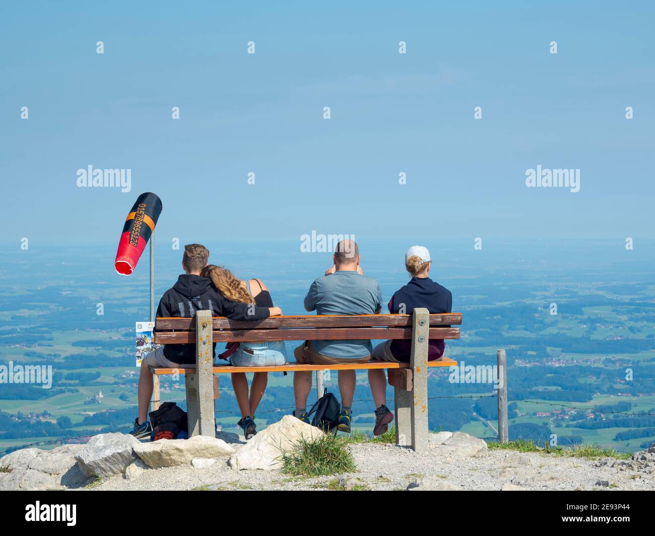 Bank mit Aussicht und Touristen. Bergstation der Seilbahn Kampenwand ...