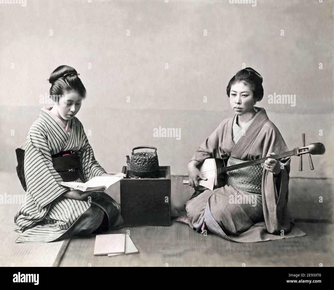 Geisha spielt samisen -Fotos und -Bildmaterial in hoher Auflösung – Alamy