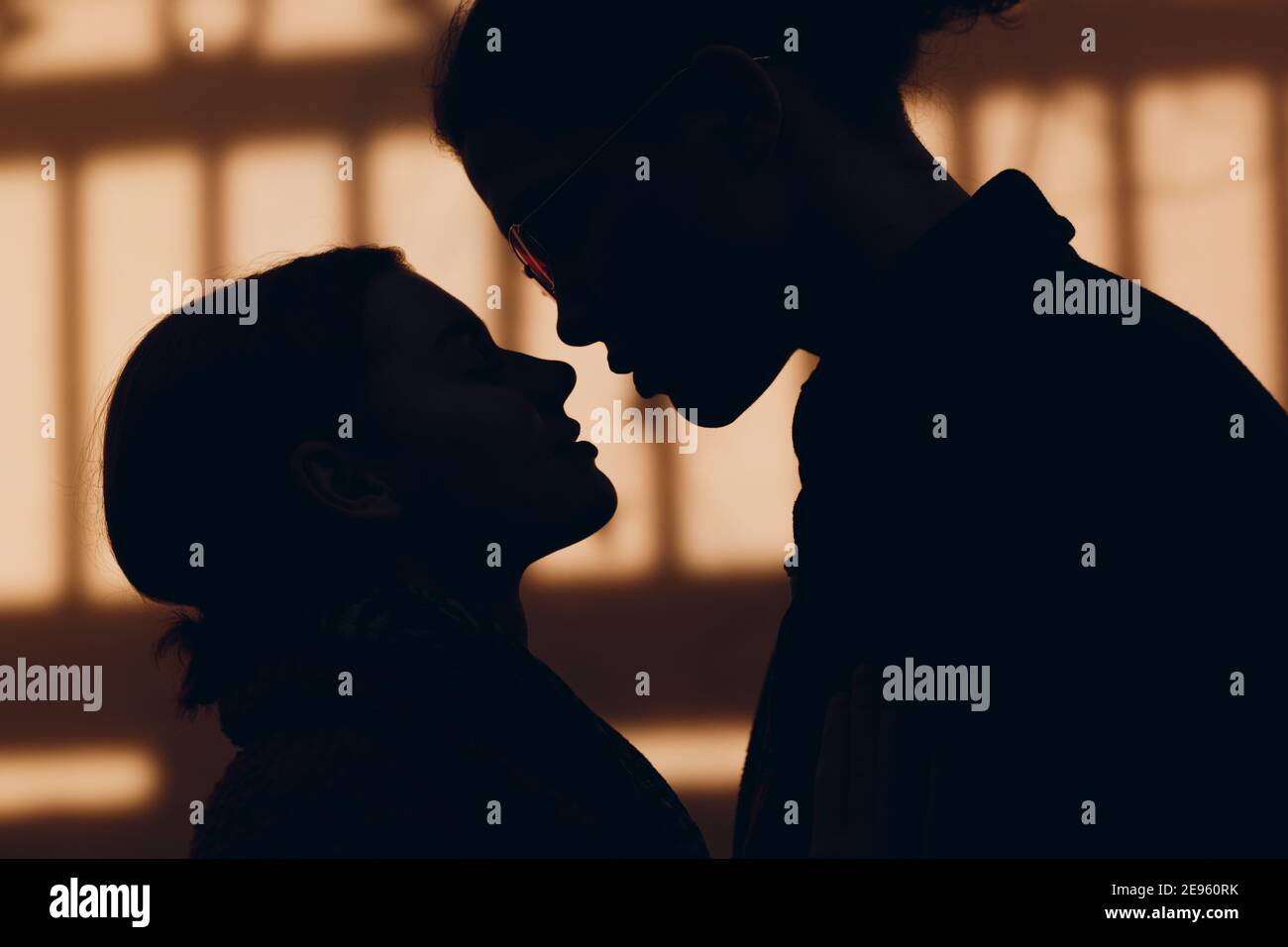 Umarmung paar schatten -Fotos und -Bildmaterial in hoher Auflösung – Alamy