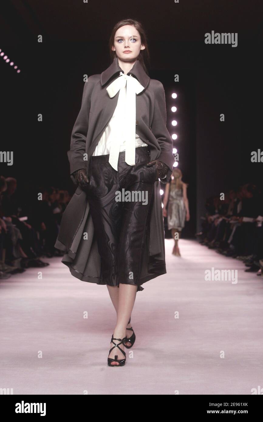 Ein Modell zeigt eine Kreation für Nina Riccis Herbst-Winter 2006-2007 ...