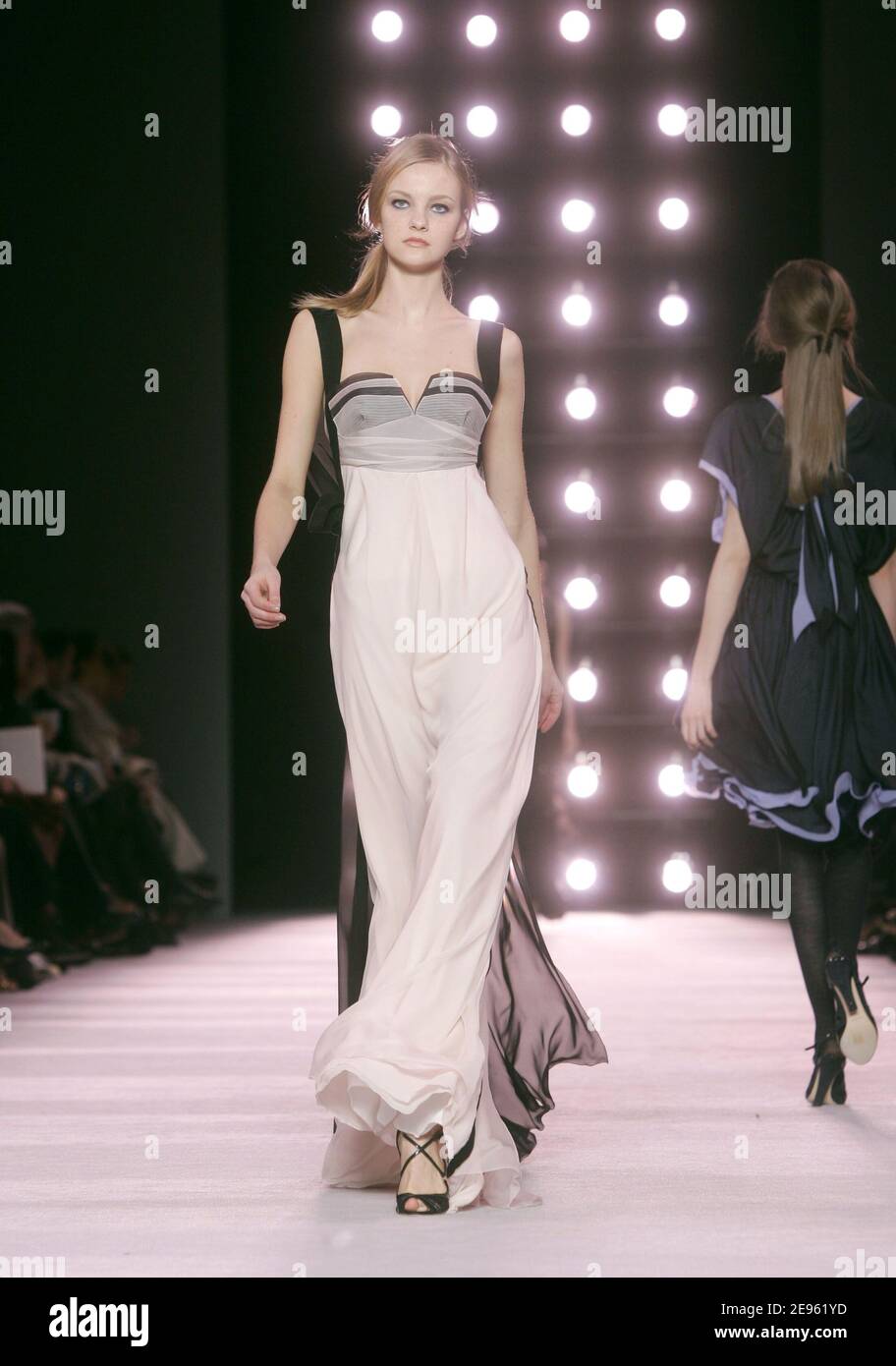 Ein Modell zeigt eine Kreation für Nina Riccis Herbst-Winter 2006-2007 ...