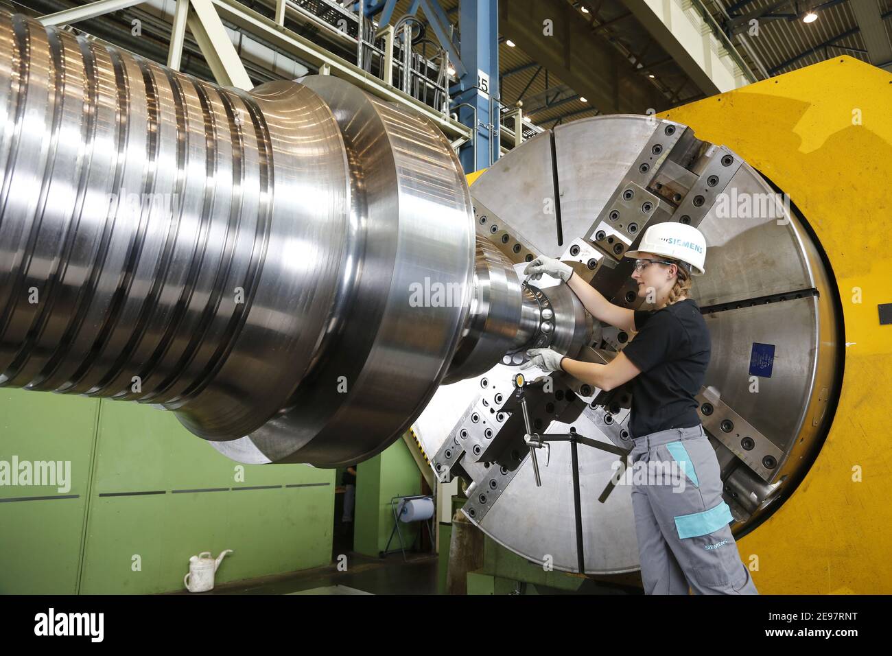 Themenfoto, Stellenabbau bei Siemens Energy - junger Ingenieur in der ...