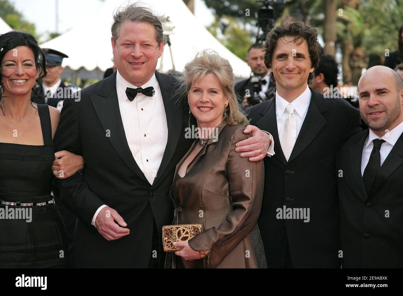 Der ehemalige Vizepräsident Al Gore (c) und seine Frau Tipper sowie die ...