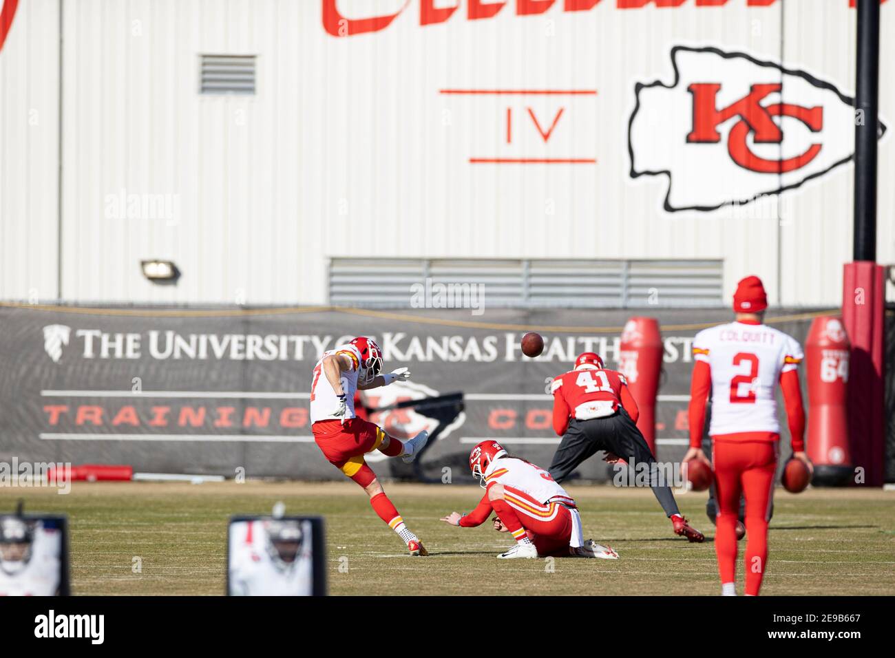 Kansas City Chiefs Kicker Harrison Butker (7) tritt während NFL-Fußball ...